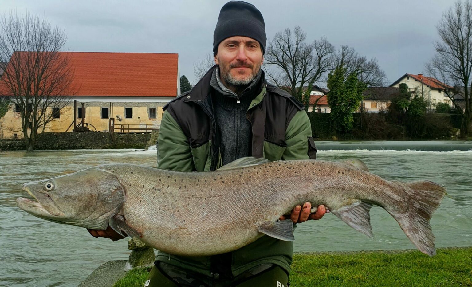Po kapitalni ščuki še kapitalen sulec-kralj voda - Ribiška družina Novo ...